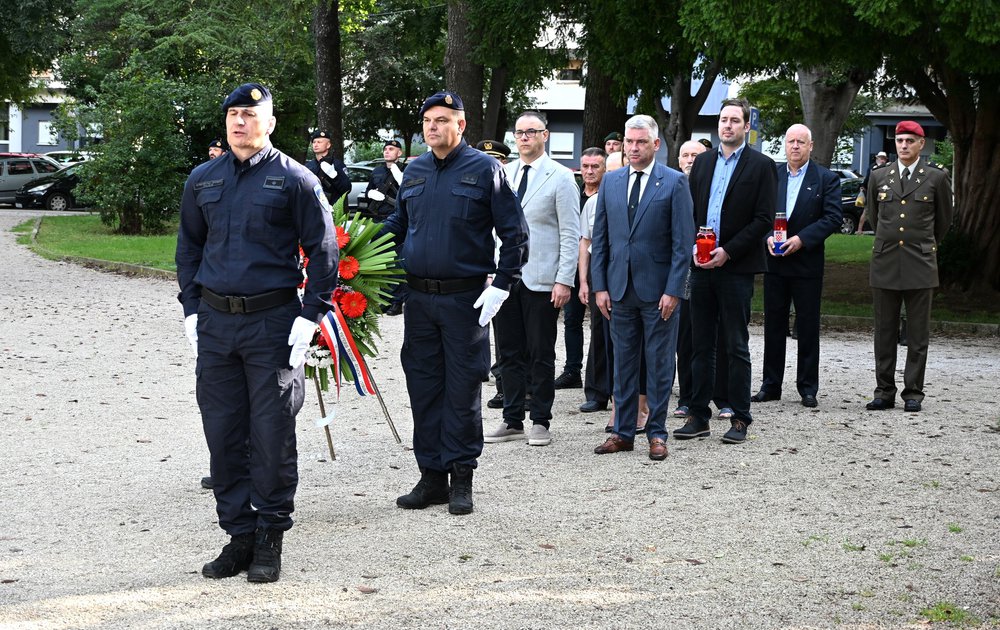 Istarski župan Boris Miletić položio vijence na spomen-obilježjima u ...